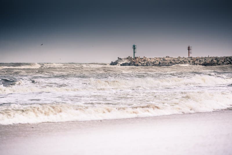 Faro e tempesta in mare fotografia stock. Immagine di drammatico ...