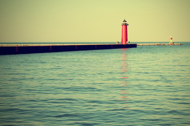 Faro en el lago Michigan foto de archivo. Imagen de embarcadero - 32596440