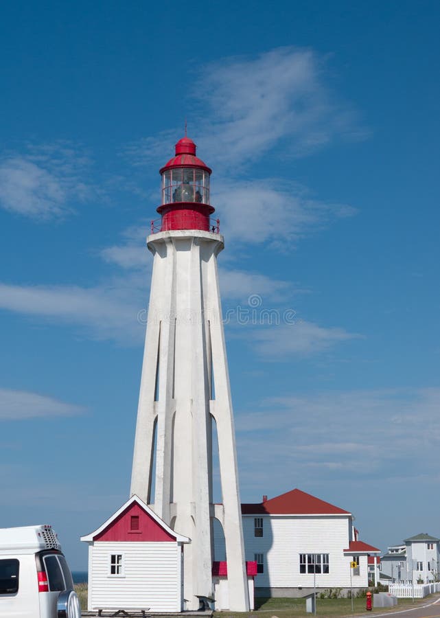 Faro En El Punto Pere, Quebec, Canadá Foto de archivo - Imagen de rojo ...