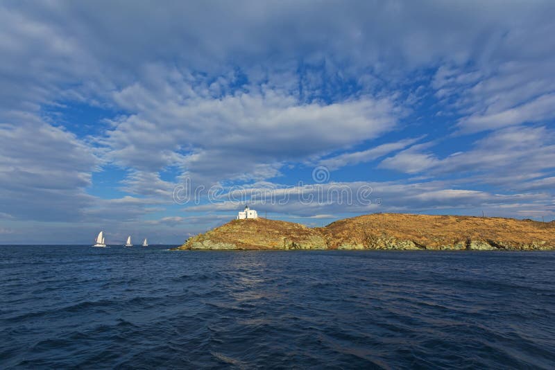 Faro en la isla de Kea imagen de archivo. Imagen de viejo - 79666955