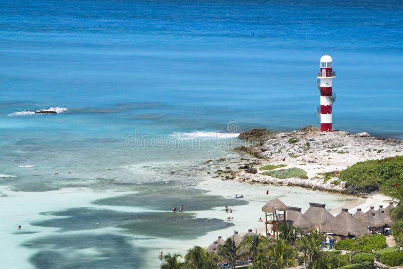 Playa Y Faro De Cancun En México Foto de archivo - Imagen de roca, agua ...