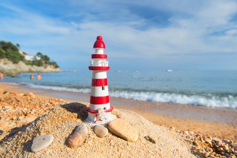 Faro en la playa imagen de archivo. Imagen de rojo, paisaje - 97922779