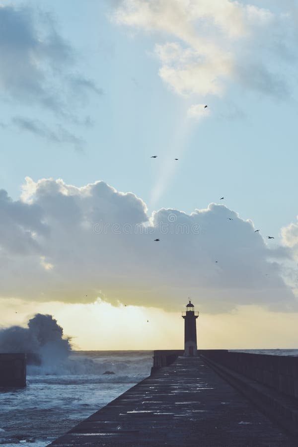 Faro en la tormenta imagen de archivo. Imagen de tormenta - 107568049