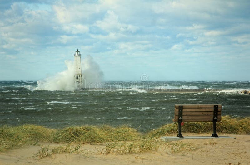 Faro en tormenta imagen de archivo. Imagen de grande - 16714917