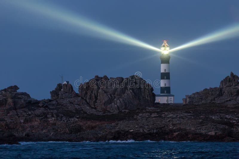 Faro encendido imagen de archivo. Imagen de coastline - 45236885