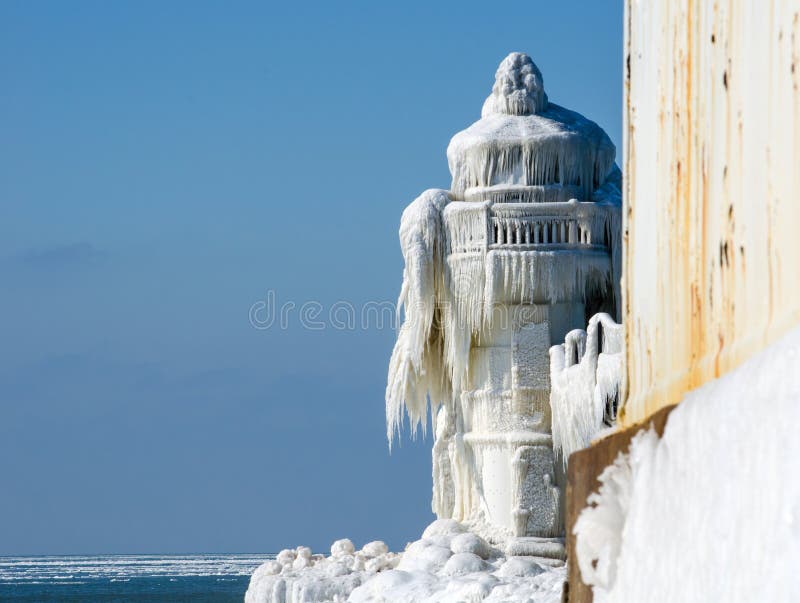 El Hielo Cubrió El Faro Michigan Los E.E.U.U. De San José Imagen de ...