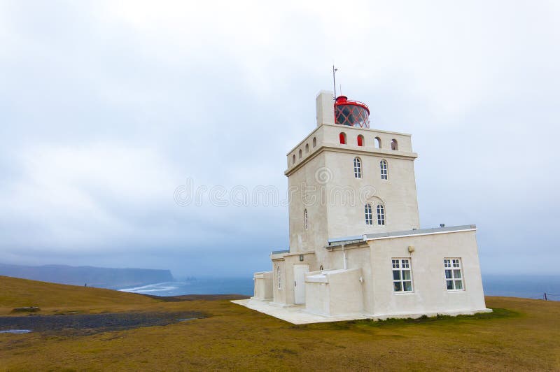 Faro in Islanda fotografia stock. Immagine di solitario - 80984654