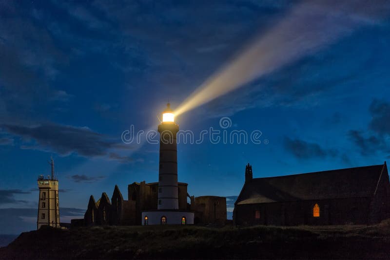 Faro encendido imagen de archivo. Imagen de coastline - 45236885