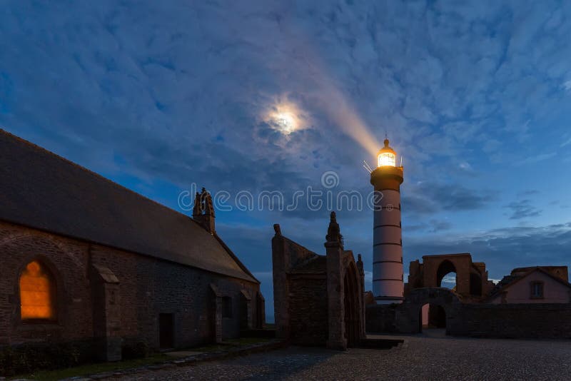 Faro encendido imagen de archivo. Imagen de coastline - 45236885