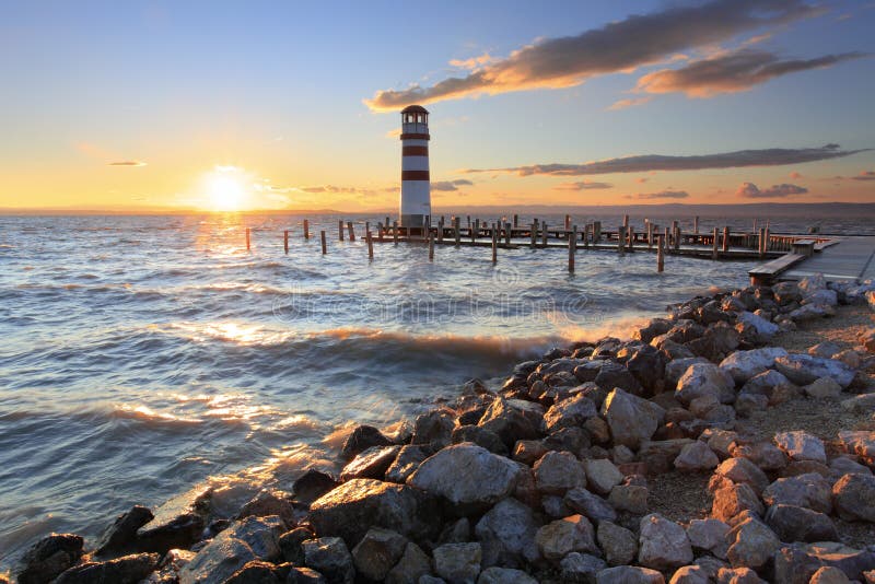Faro nel lago Neusiedl fotografia stock. Immagine di litorale - 18516424
