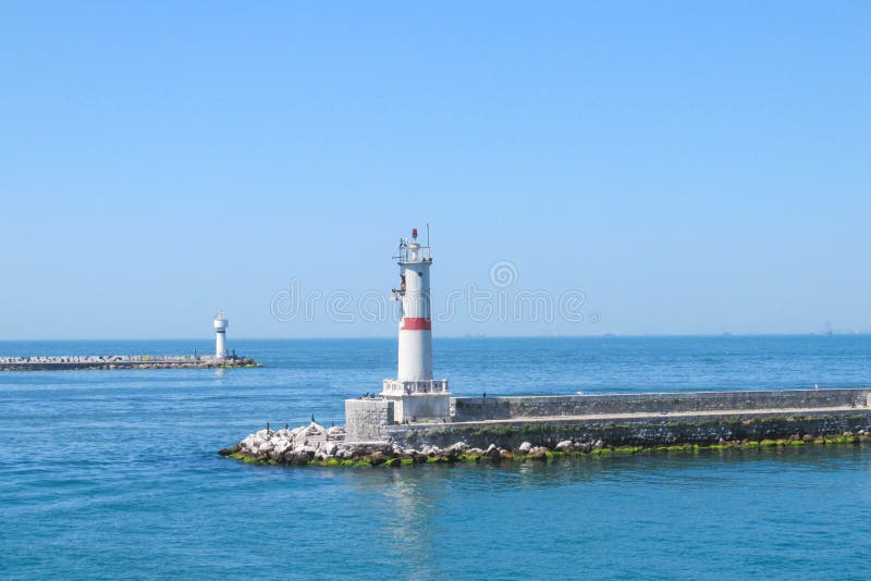 Faro sulla costa di mare immagine stock. Immagine di cote - 62634601