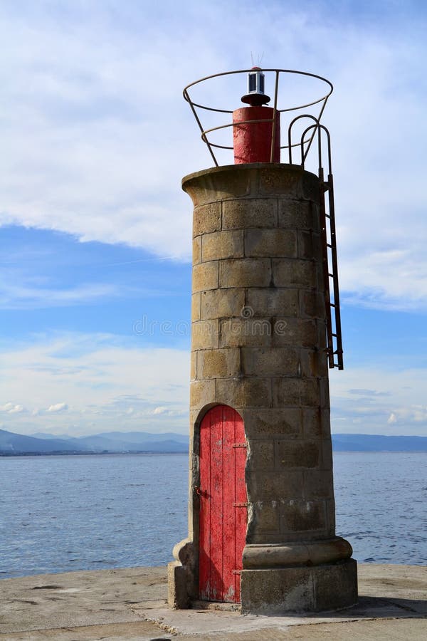 Faro rojo foto de archivo. Imagen de acceso, agua, recorrido - 27945140