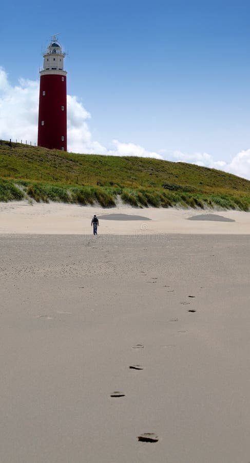 Faro Rojo Con Los Pasos En La Playa Imagen de archivo - Imagen de ...