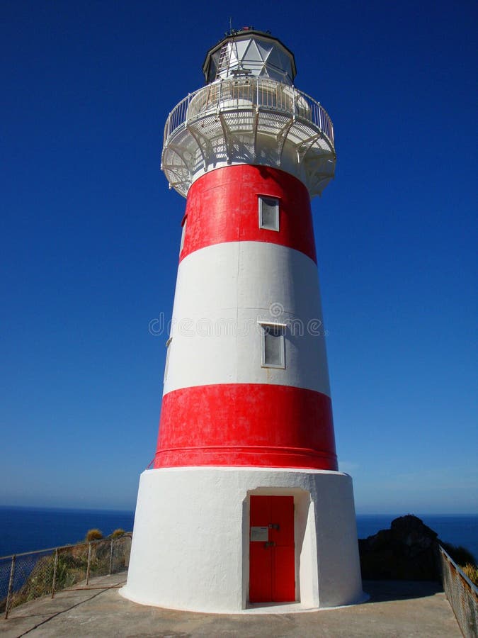 Faro rosso e bianco fotografia stock. Immagine di cielo - 16768032