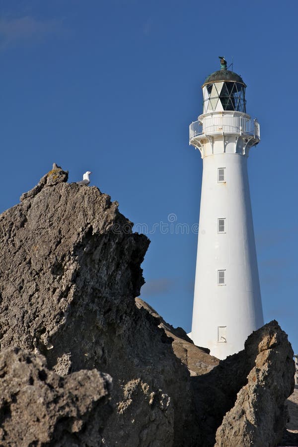 Faro Sobre Línea De La Costa Foto de archivo - Imagen de recorrido ...