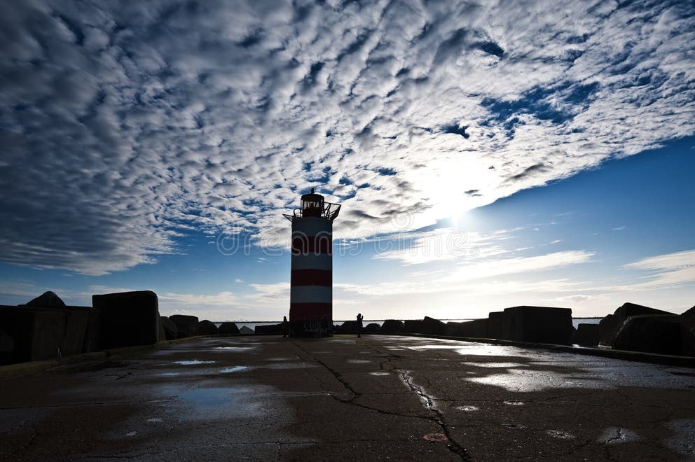 Faro sul molo immagine stock. Immagine di pietra, inverno - 8218897