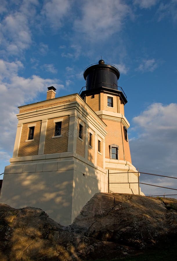 Farol rachado da rocha foto de stock. Imagem de azul - 16507212