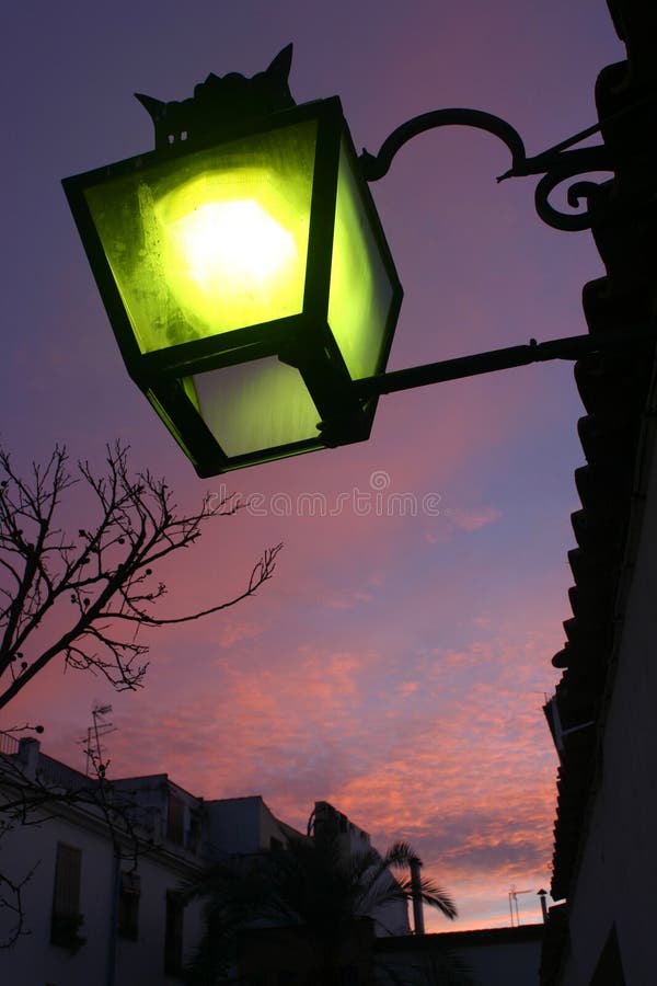 Farola Al Atardecer Con Puesta De Sol Rosa Imagen de archivo - Imagen ...