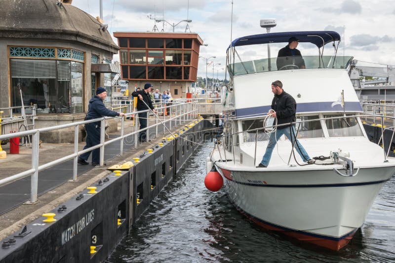 Fartyg Som Binder Upp I Seattle Ballard Locks Redaktionell ...