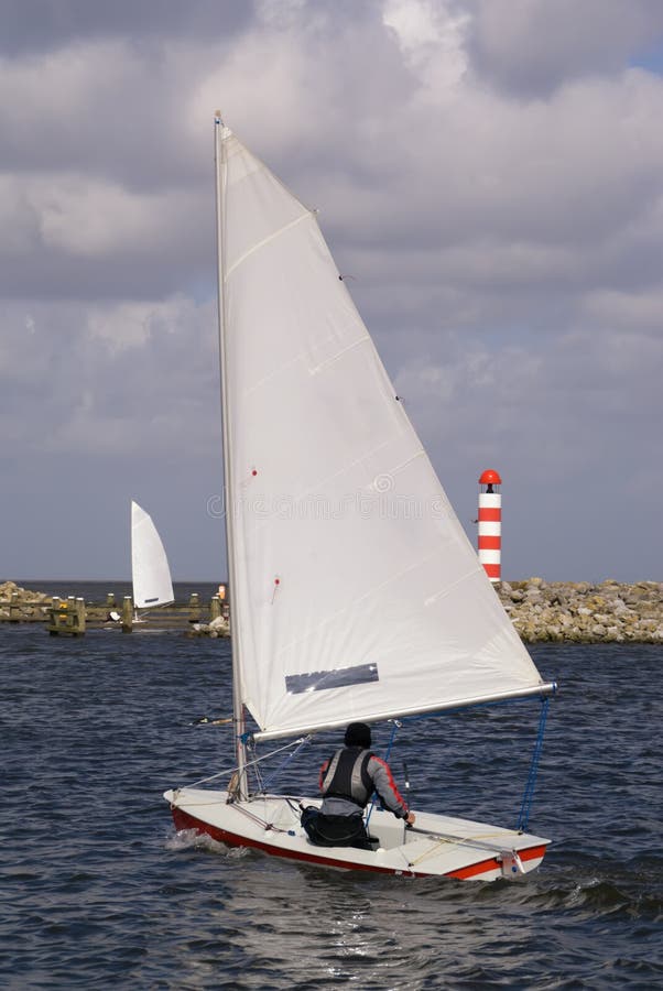 Segla med en segelbåt fotografering för bildbyråer. Bild av skyttel ...