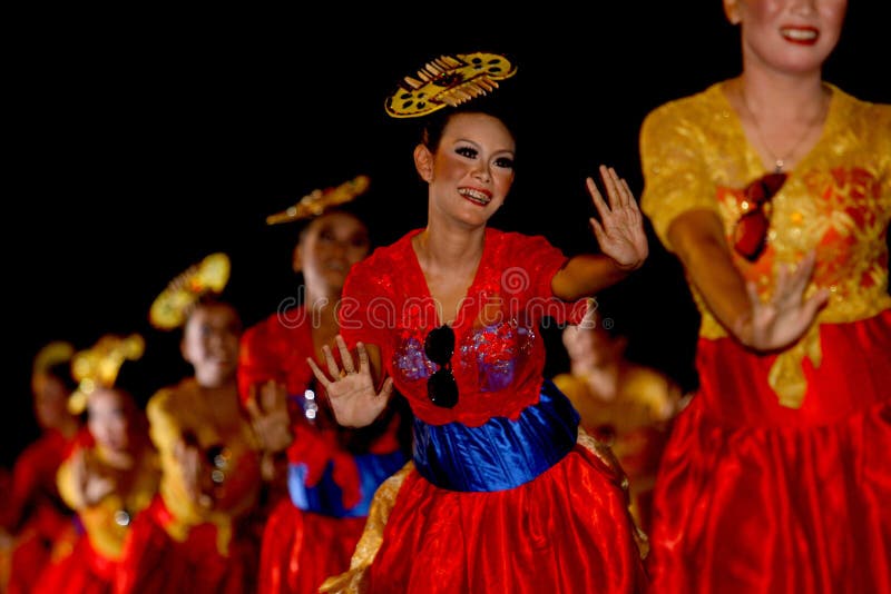 Fashion on the street editorial image. Image of event - 38195815