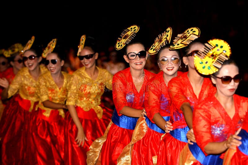 Fashion on the street editorial image. Image of faordf - 38196420