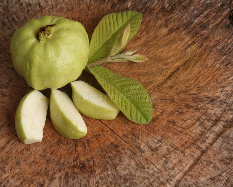 Fatia Da Goiaba E Da Goiaba Com a Folha No Fundo De Madeira Foto de ...