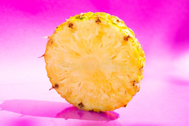 Fatia Do Abacaxi No Fundo Cor-de-rosa Foto de Stock - Imagem de fatias ...