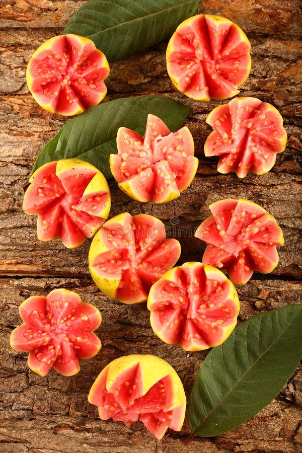 Goiaba Cor-de-rosa Com Folha Foto de Stock - Imagem de doce, cesta ...