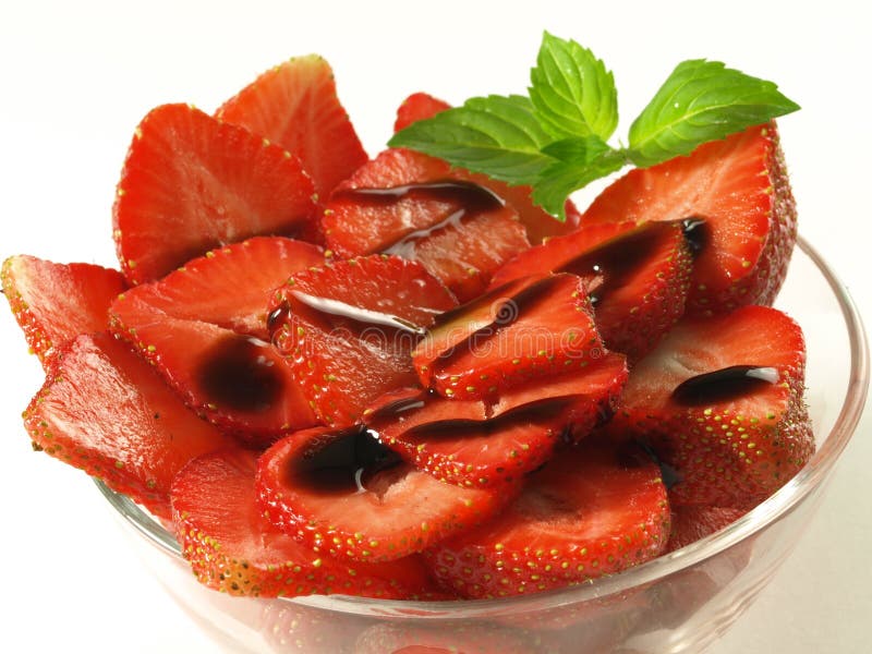 Fatias Da Morango Na Salada Foto de Stock - Imagem de vermelho, partes ...