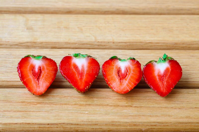 Fatias De Morango No Fundo De Madeira Da Tabela Imagem de Stock ...