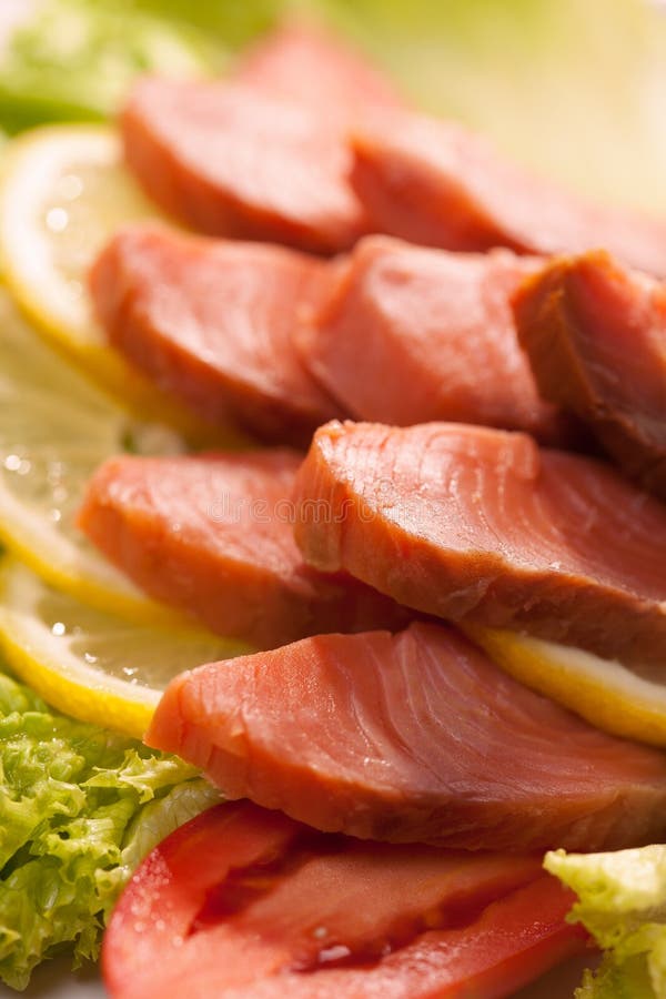 Fatias do arenque defumado imagem de stock. Imagem de verde - 34821243