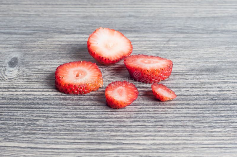 Fatias Frescas Das Morangos Imagem de Stock - Imagem de queda, fruta ...