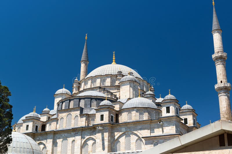 La Mezquita De Fatih, Estambul, Turquía. Foto de archivo - Imagen de ...