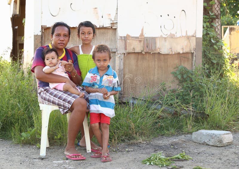 Fattig familj redaktionell bild. Bild av moder, ungar - 49624691
