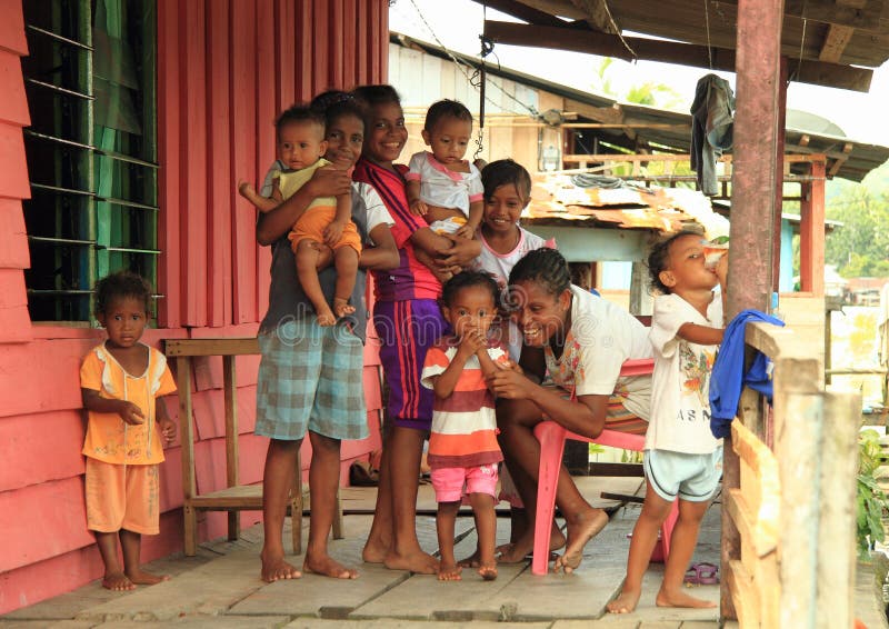 Fattig Familj I Den Gamla Byn I Guizhou, Kina Redaktionell ...