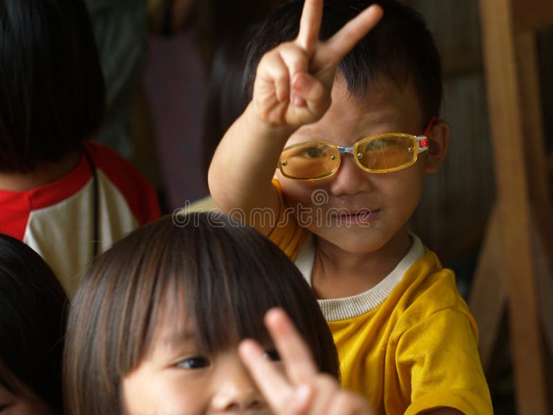 Fattiga barn, leende redaktionell fotografering för bildbyråer. Bild av ...
