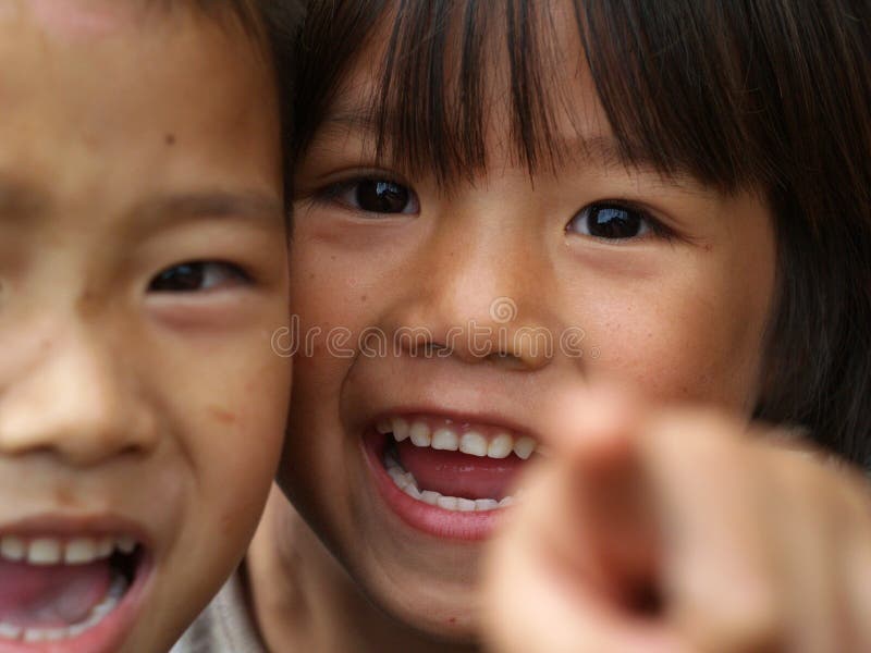 Fattiga barn, leende redaktionell bild. Bild av kull - 36153161