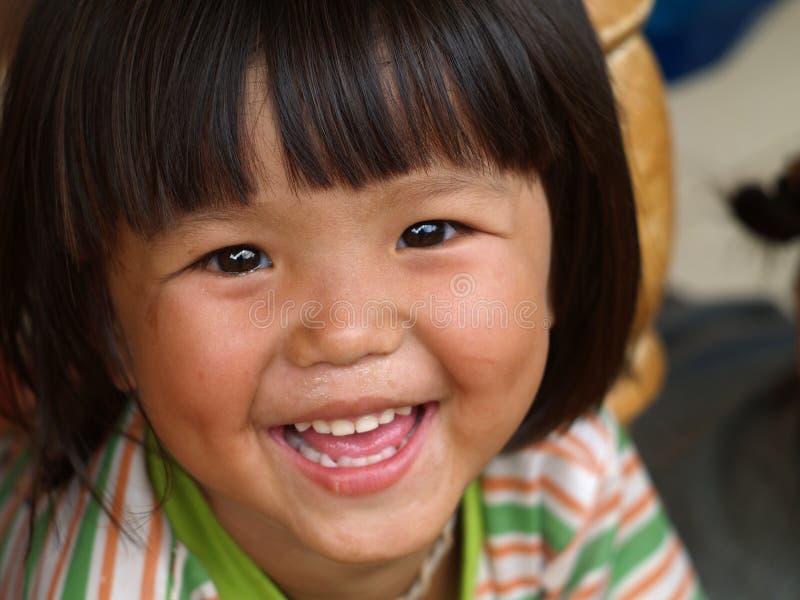 Fattiga barn, leende redaktionell fotografering för bildbyråer. Bild av ...