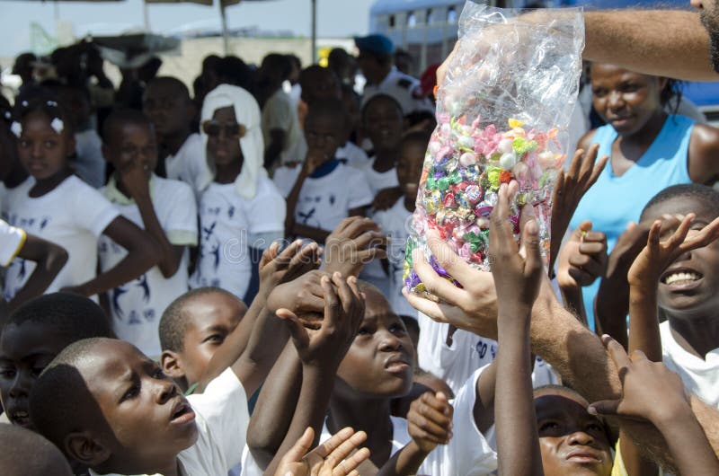 Fattiga Barn Som Får Godisar Redaktionell Fotografering för Bildbyråer ...