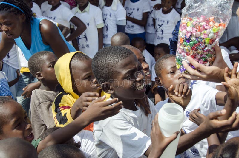 Humanitärt Bistånd. Grupp Av Unga Volontärer Med Ansiktsmasker Som Ger ...