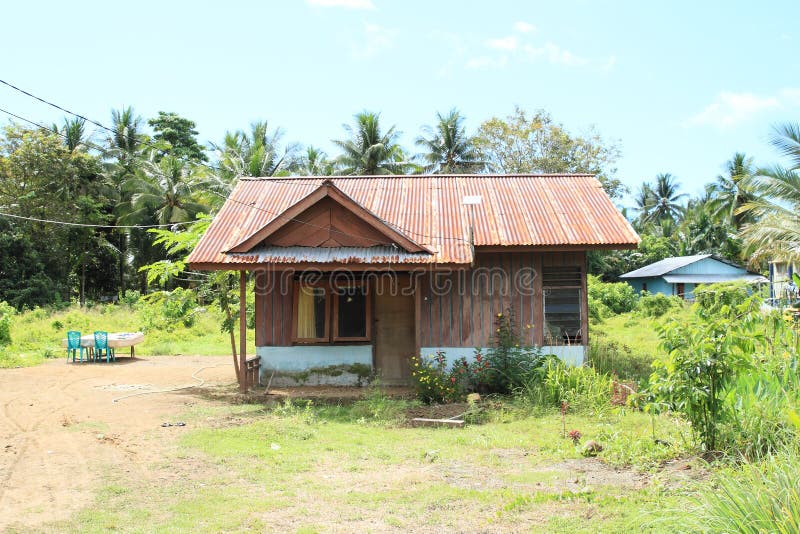 Fattigt hus av st?der fotografering för bildbyråer. Bild av facade ...