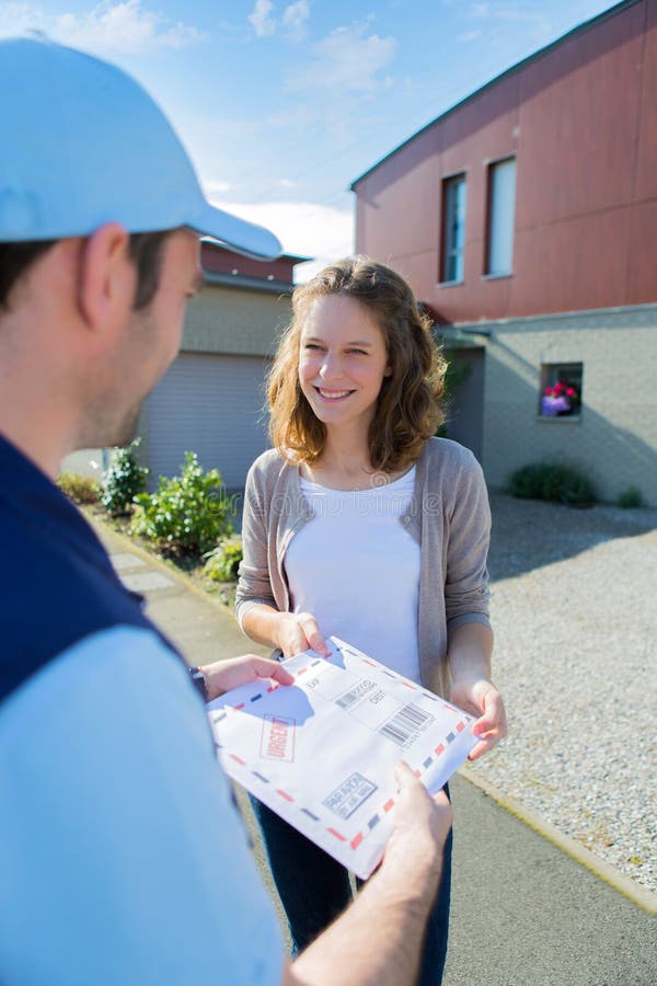 Fattorino Che Consegna Una Lettera Raccomandata Fotografia Stock ...