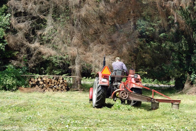 Fauchage de pré image stock. Image du fermier, fauchage - 2781065