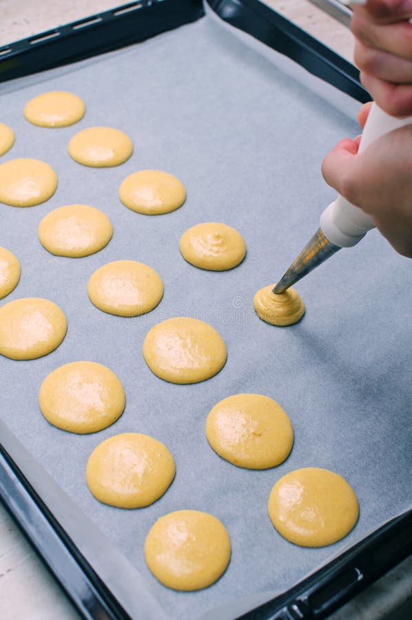 Fazendo macarons foto de stock. Imagem de especial, derramar - 26305442