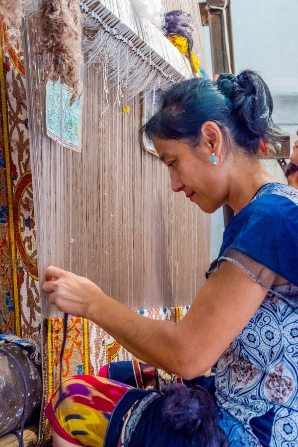 Fazendo Os Tapetes Tradicionais Do Uzbek Fotografia Editorial - Imagem ...