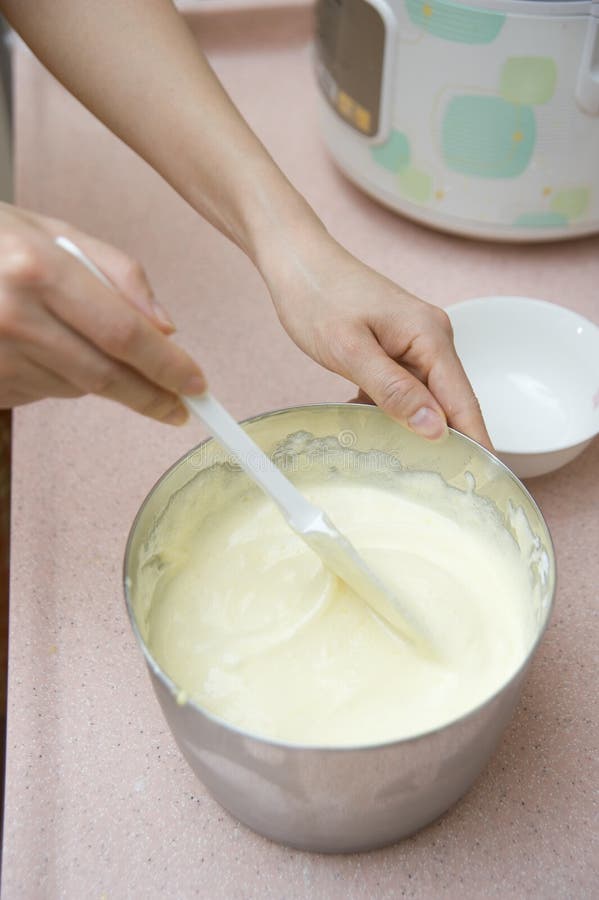 Fazendo um bolo imagem de stock. Imagem de alimento, manteiga - 14665969