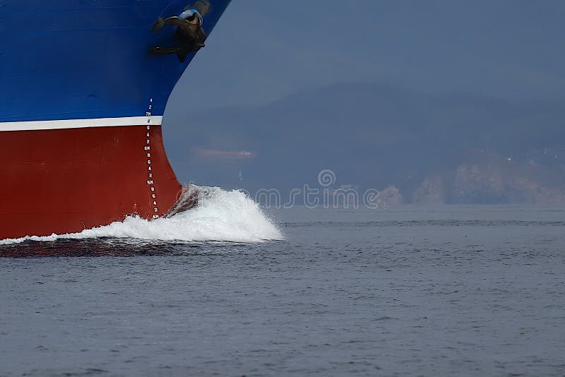 Fechamento Da Proa Do Navio Navio Que Se Desloca No Mar Foto de Stock ...