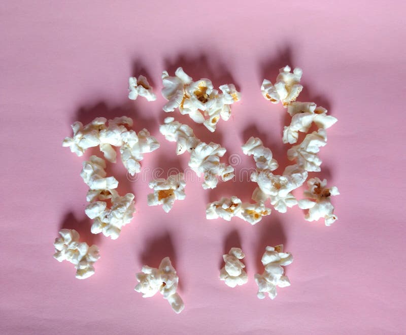 Fechamento De Pipoca Deliciosa Pronta Para Comer Em Fundo Rosa Foto de ...