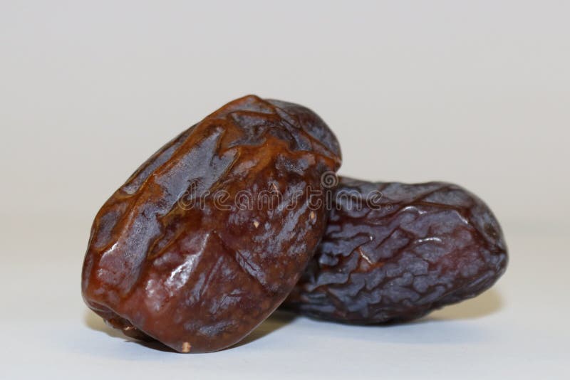 Fechas Fruta De Las Fechas En El Fondo Blanco Fechas Secadas Foto de ...